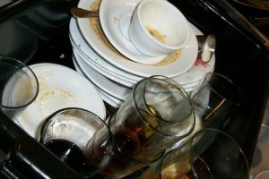 Ze legt een theezakje bij de vuile afwas, als je ziet waarom ga je het ...