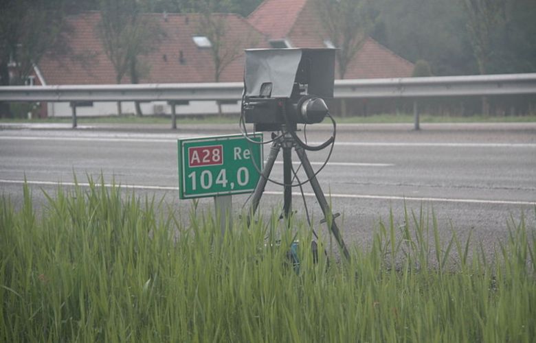 Politie zet nieuw wapen in: flitsers zien dat telefoon gebruikt wordt ...