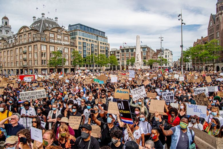 Ook bekende Nederlanders aanwezig tijdens protest op de Dam