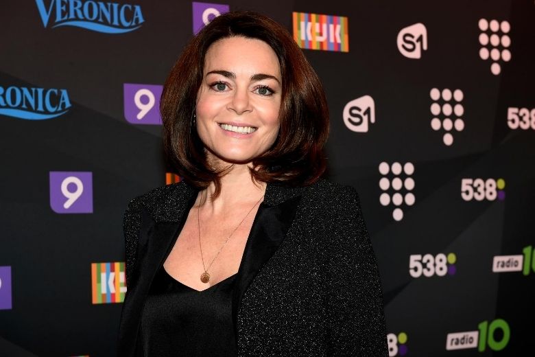 Kim-Lian van der Meij showt haar bikini body op hilarische wijze