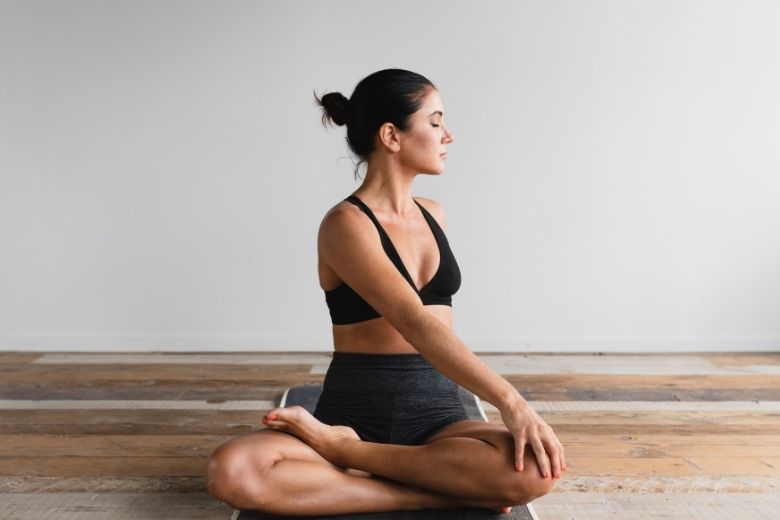 Last van je onderrug? Probeer deze strekoefening met een kussen