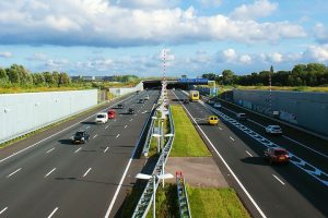 Waarom geven hectometerpaaltjes eigenlijk 'links' of 'rechts' aan?