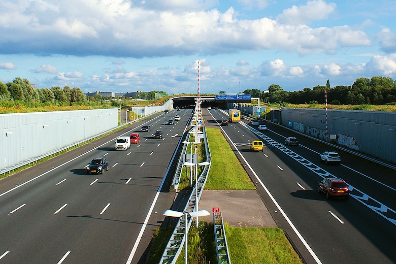 Waarom geven hectometerpaaltjes eigenlijk 'links' of 'rechts' aan?
