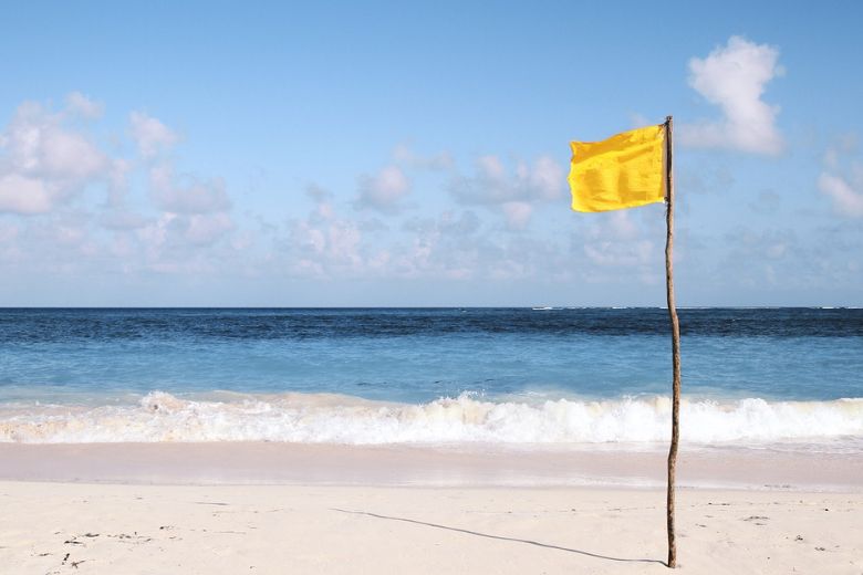 Dit betekenen de kleuren van de vlaggen op het strand