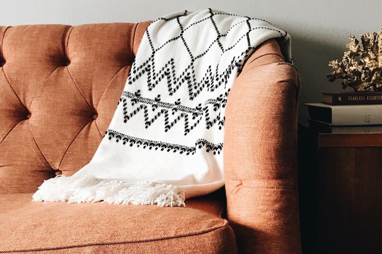 Dít is hoe vaak je het kleed op de bank moet wassen