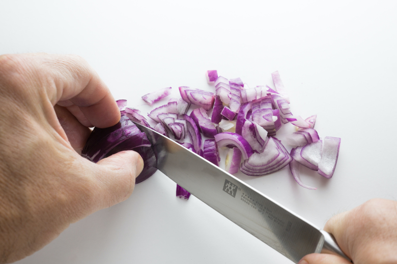 Zó snij je uien zonder te huilen